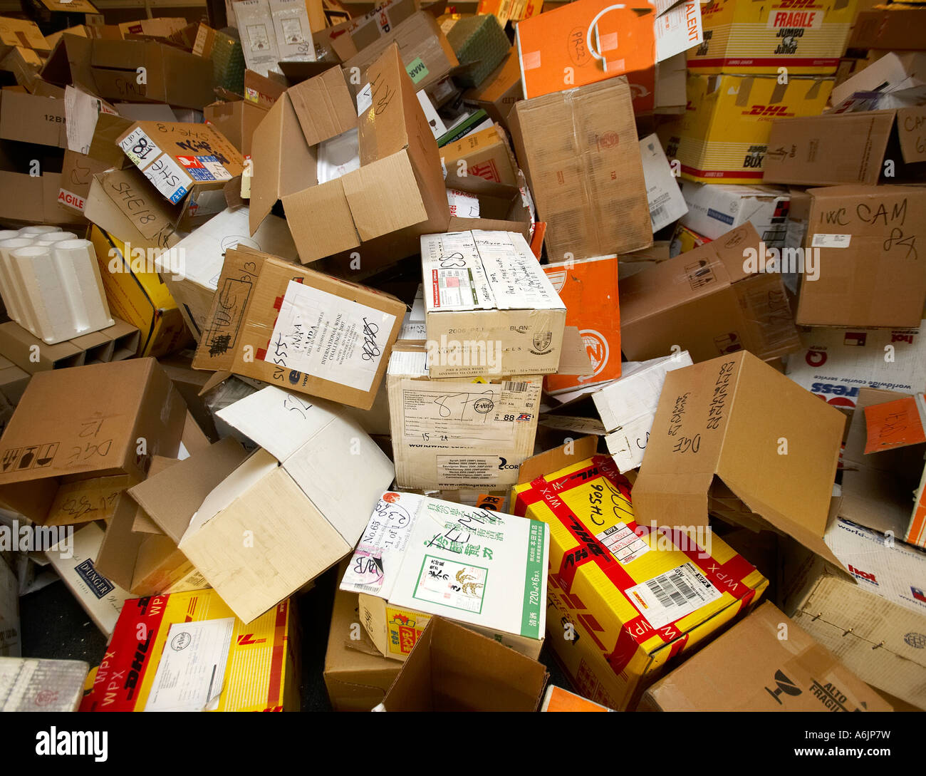 Karton müll -Fotos und -Bildmaterial in hoher Auflösung – Alamy