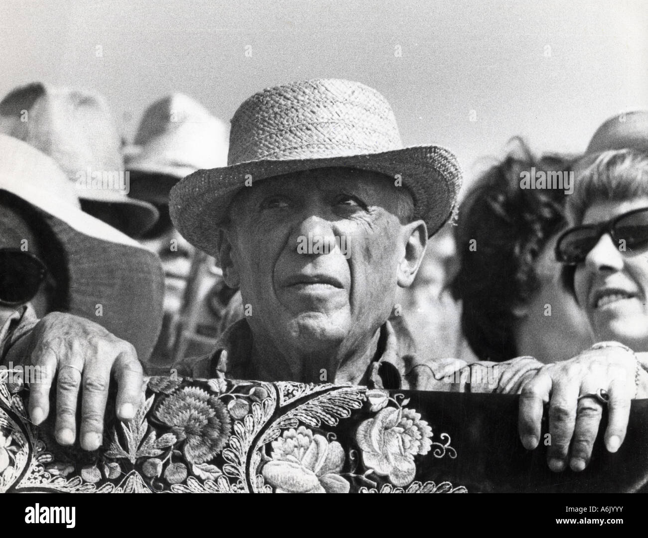 PABLO PICASSO, spanischer Künstler bei einem Stierkampf Stockfotografie ...