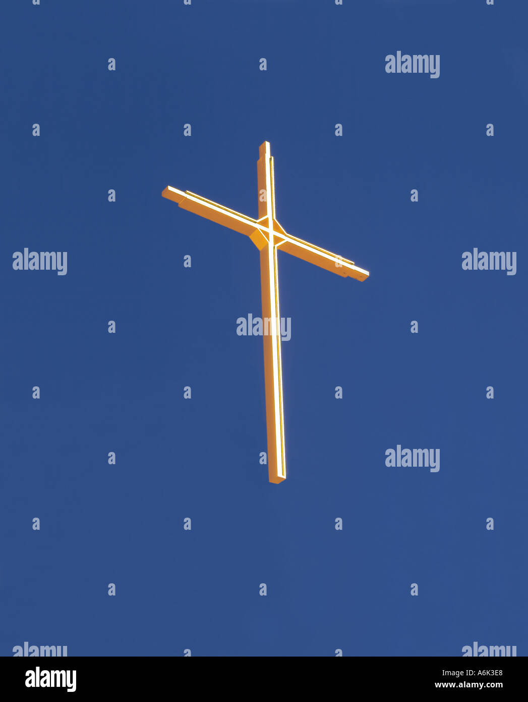 Goldenes kreuz -Fotos und -Bildmaterial in hoher Auflösung – Alamy