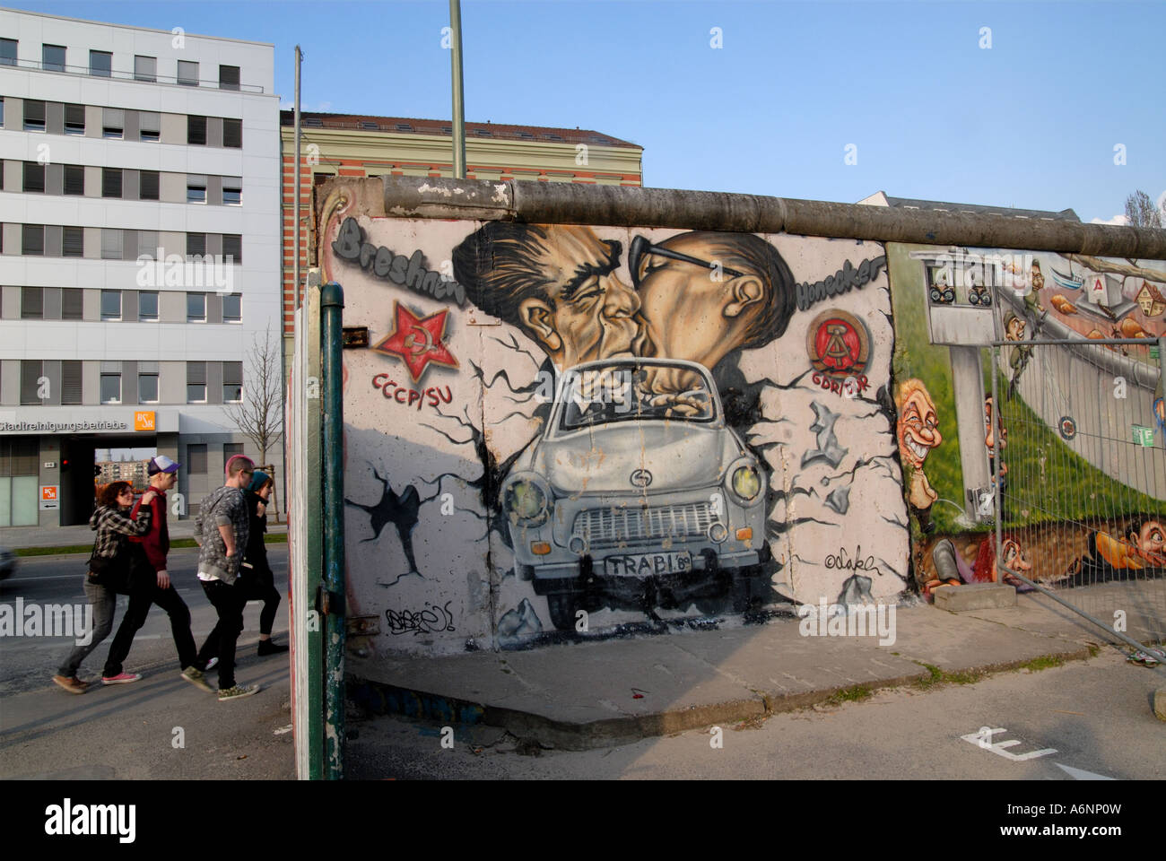 Berlin wall honecker brezhnev kissing -Fotos und -Bildmaterial in hoher ...