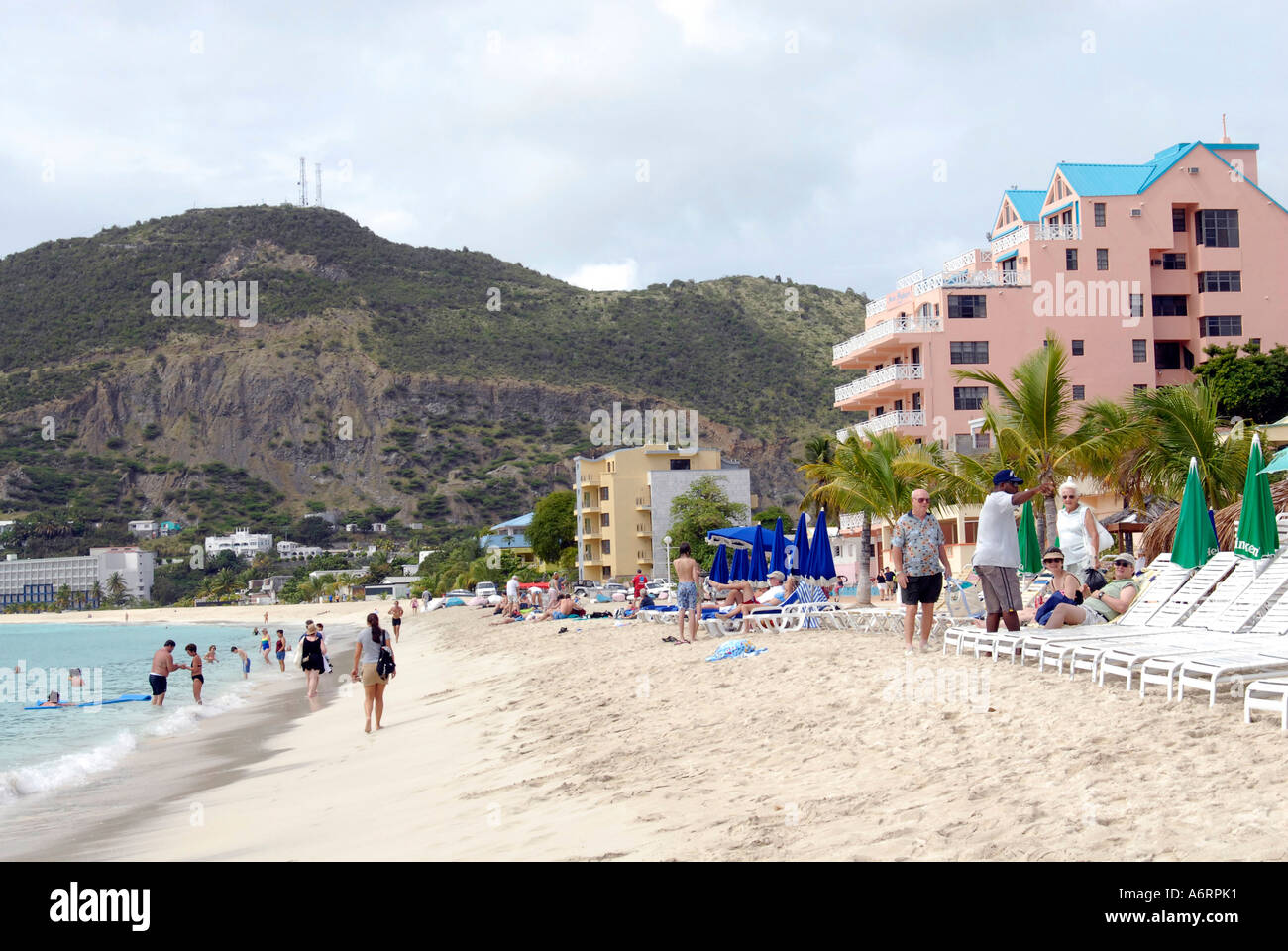 Das Kreuzfahrtschiff Carnival Fantasy besucht die Insel St. Maarten St ...