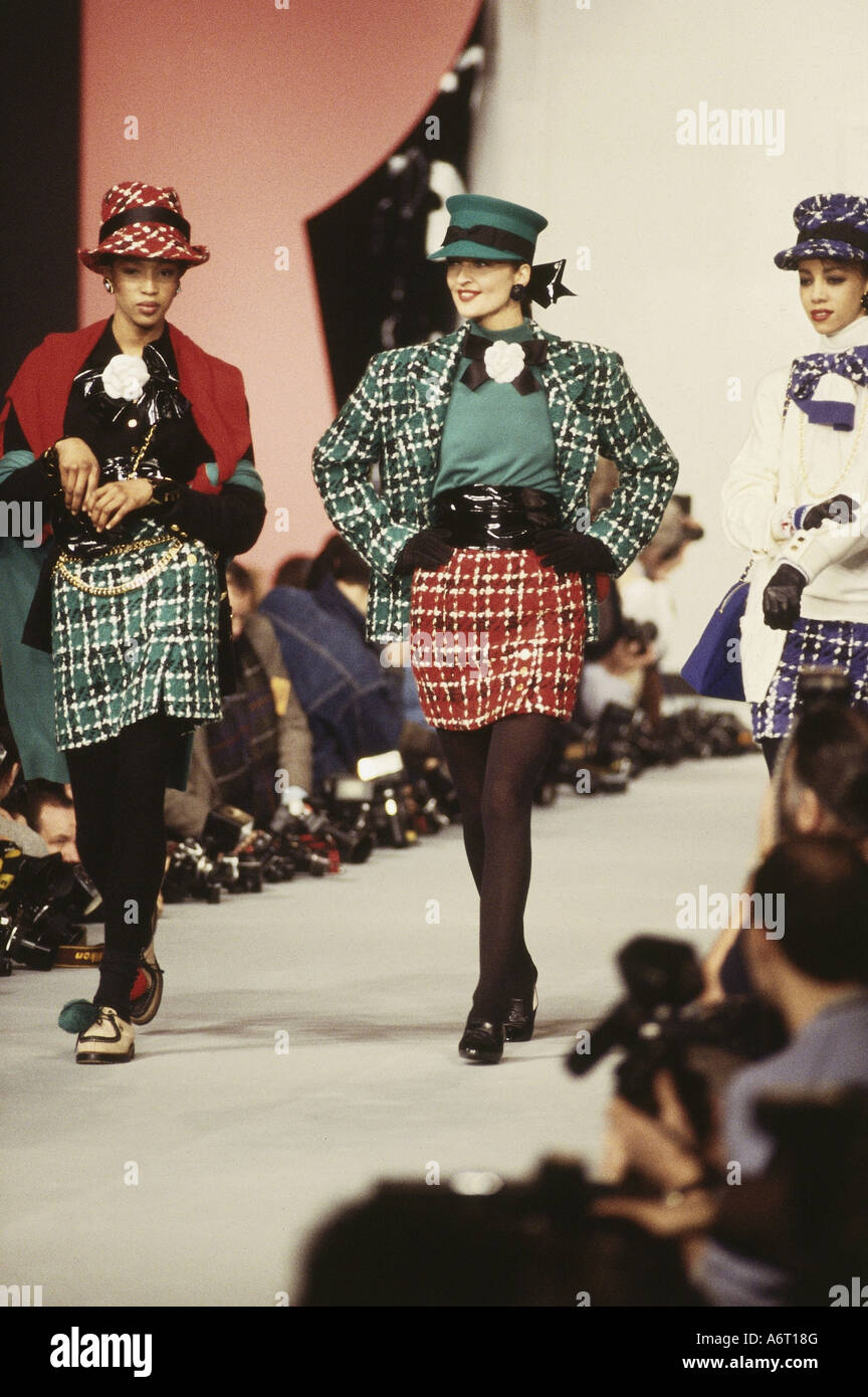 Mode, 1990er Jahre, Mannequins, mit Miniskirt und Jacke, Laufsteg ...