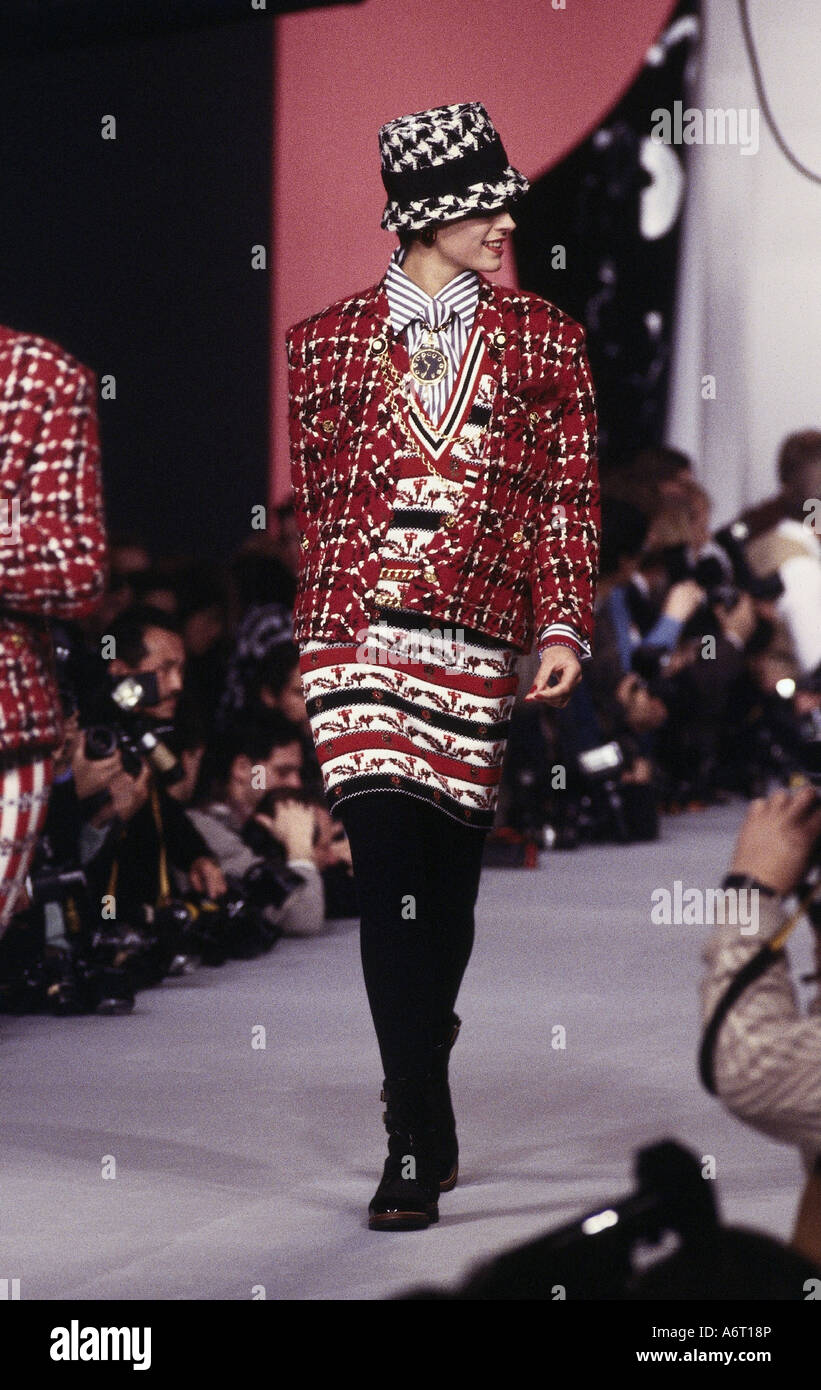 Mode, 1990er Jahre, Schaufensterpuppe, Strickkleid und -Jacke tragen ...