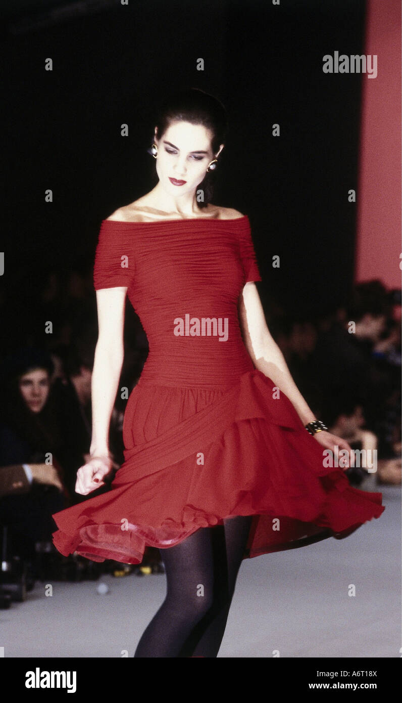 Mode, 1990er Jahre, Mannequins, mit rotem Kleid, Laufsteg, autmn Winter ...