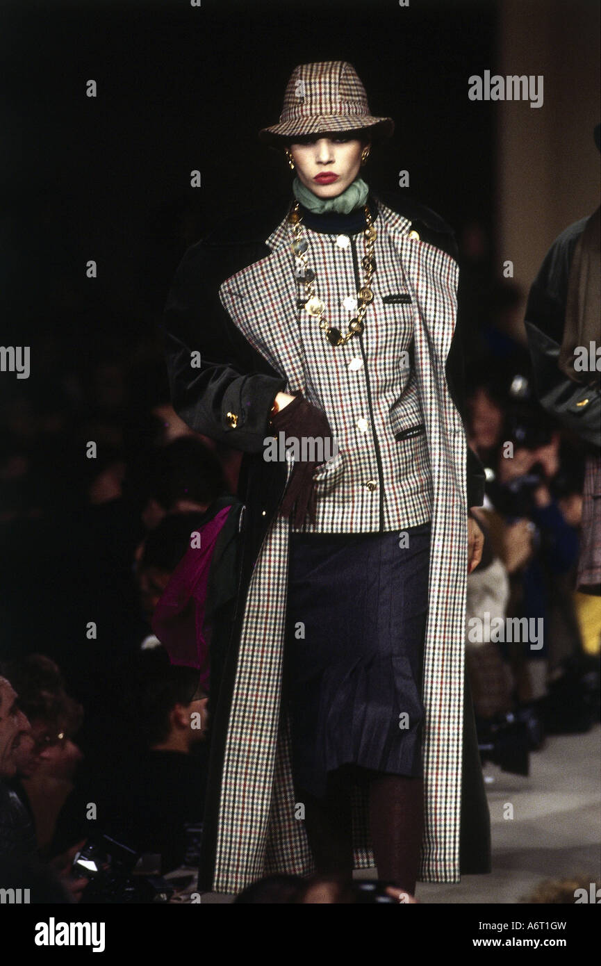 Mode, 1980er Jahre, Schaufensterpuppe, halbe Länge, Tracht und Mantel ...