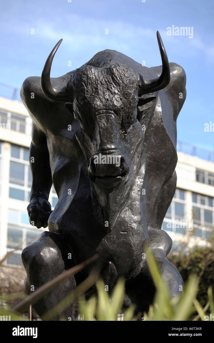 Minotaurus Skulptur. Die Stadt, London, England, UK Stockfotografie - Alamy