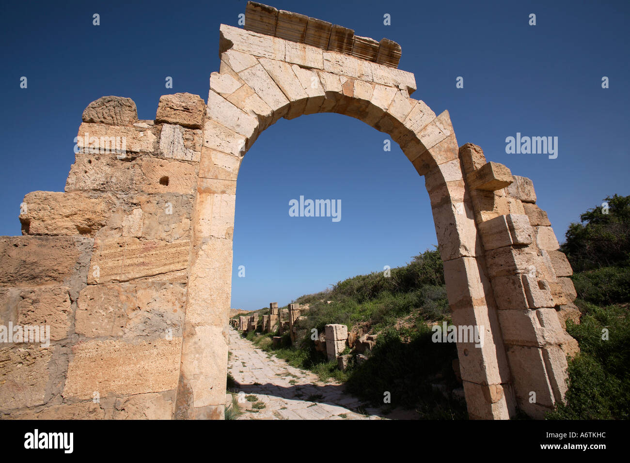 Der Bogen des Tiberius auf Via Trionfale in Leptis Magna in Libyen ...
