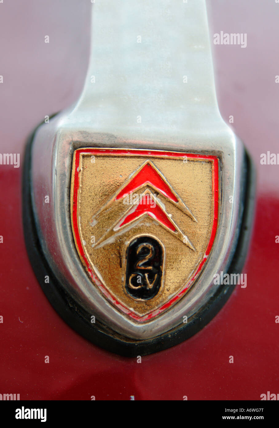 Oldtimer Auto Detail mit dem Emblem der einen alten Citroen 2CV ...