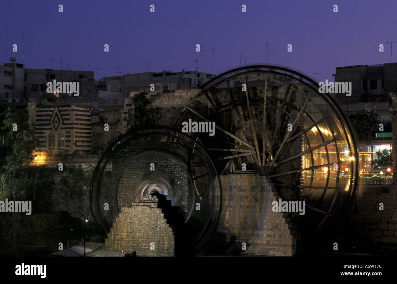 Syrien, Hama. Wasserräder und der Orontes in der Nacht Stockfotografie ...