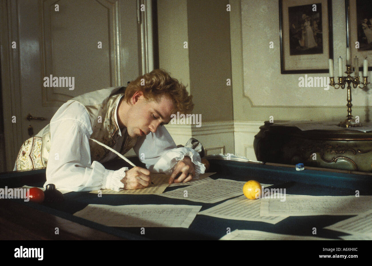 Amadeus mozart tom hulce -Fotos und -Bildmaterial in hoher Auflösung ...