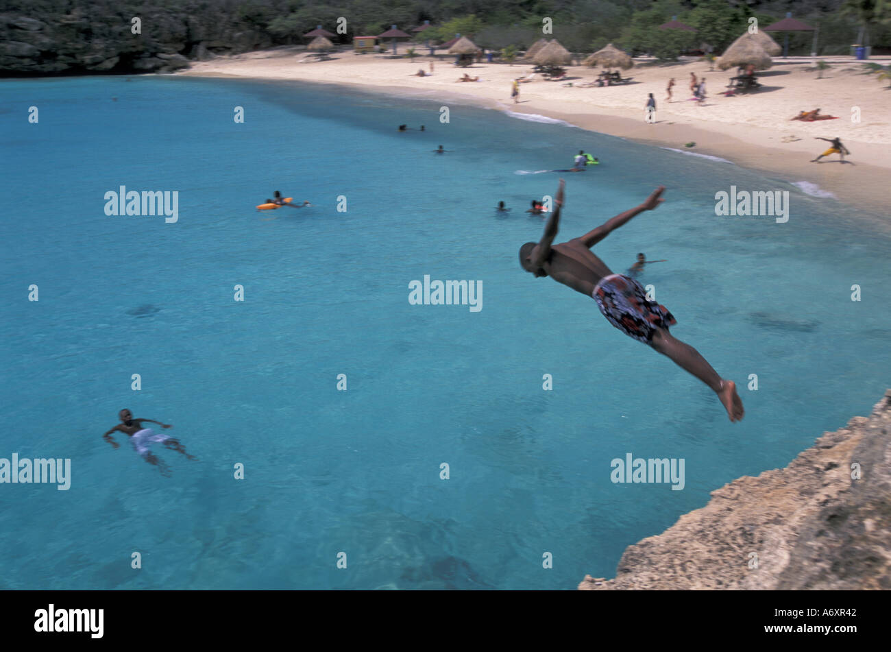 Karibik, Antillen, Curacao, Playa über / Playa Kanepa Cliff springen ...