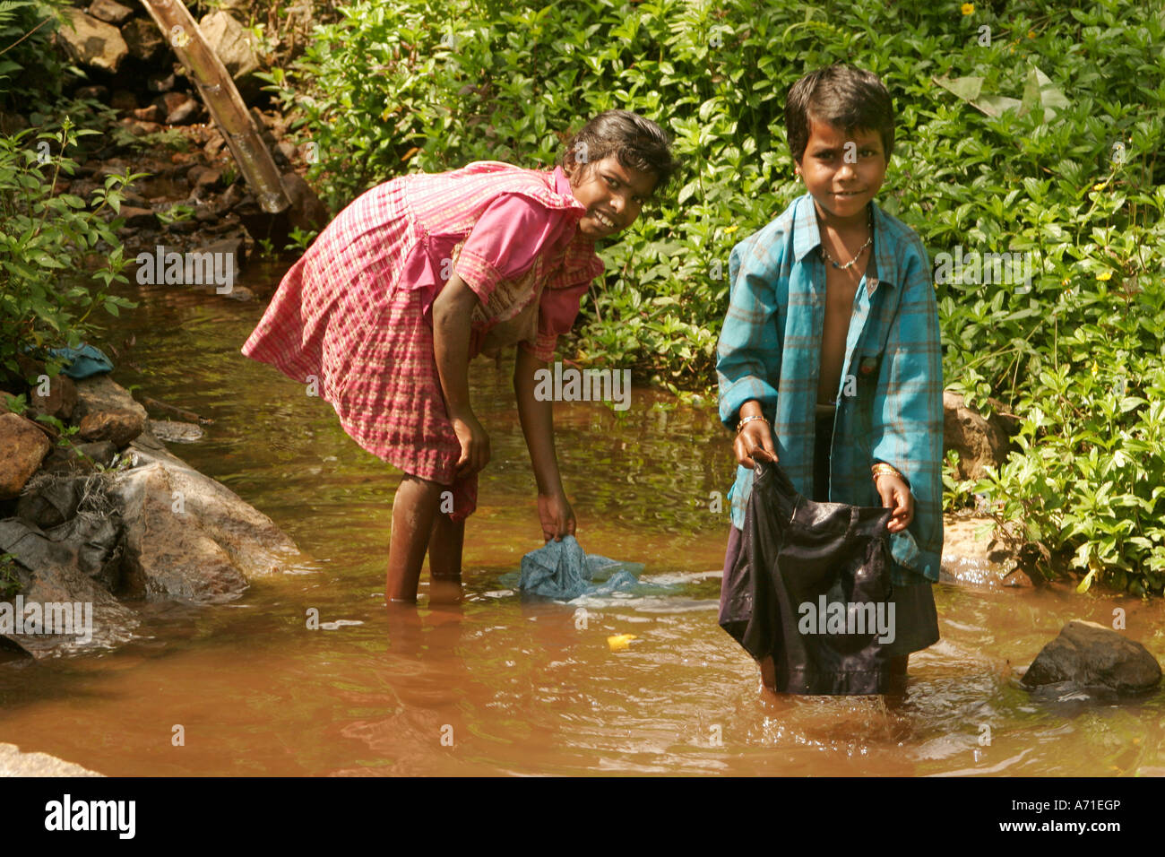 Girl washing clothes in river -Fotos und -Bildmaterial in hoher ...