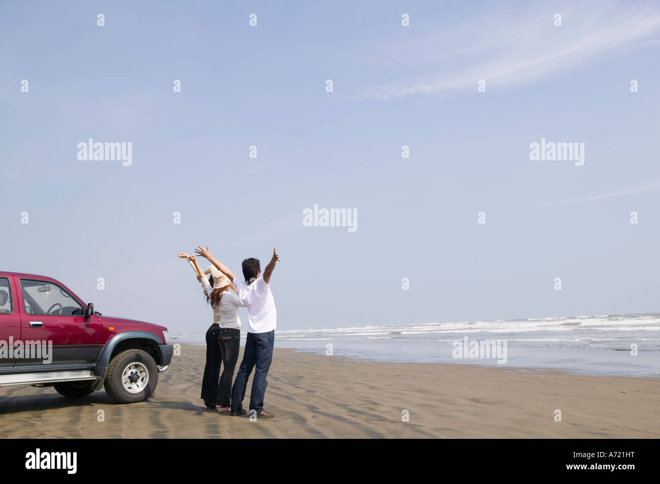 Junge Menschen stehen am Strand Stockfotografie - Alamy