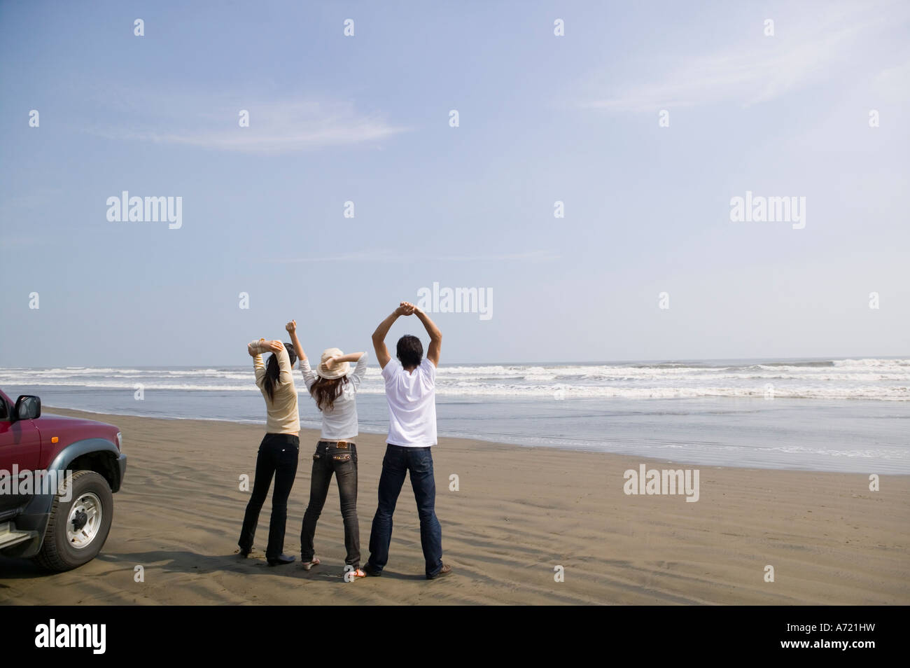Junge Menschen stehen am Strand Stockfotografie - Alamy