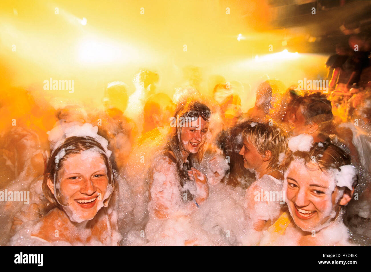 Foam party -Fotos und -Bildmaterial in hoher Auflösung – Alamy