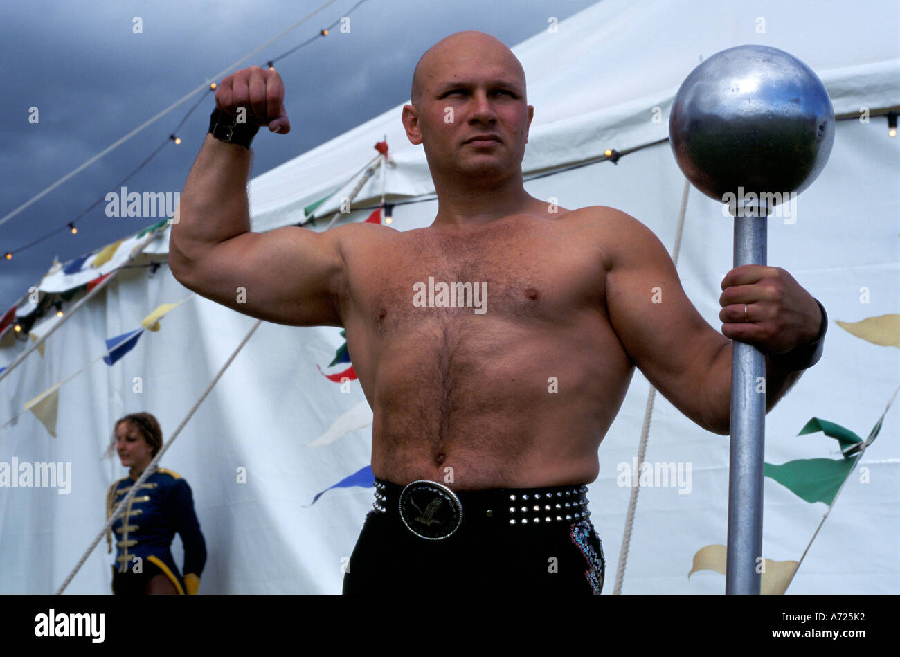 Strong man circus -Fotos und -Bildmaterial in hoher Auflösung – Alamy
