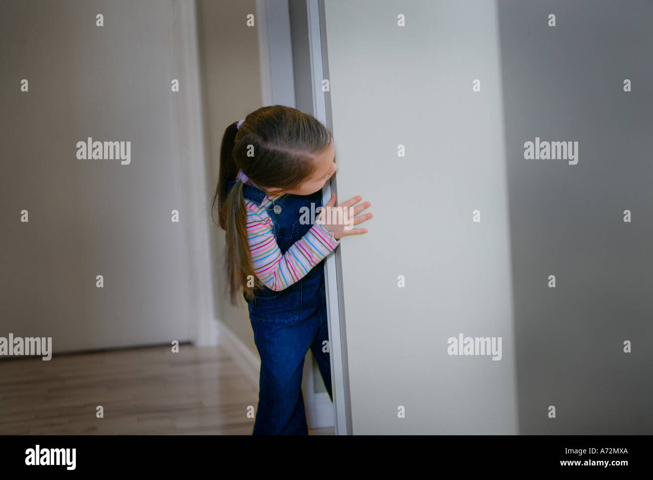 Um die ecke gucken, kind -Fotos und -Bildmaterial in hoher Auflösung ...