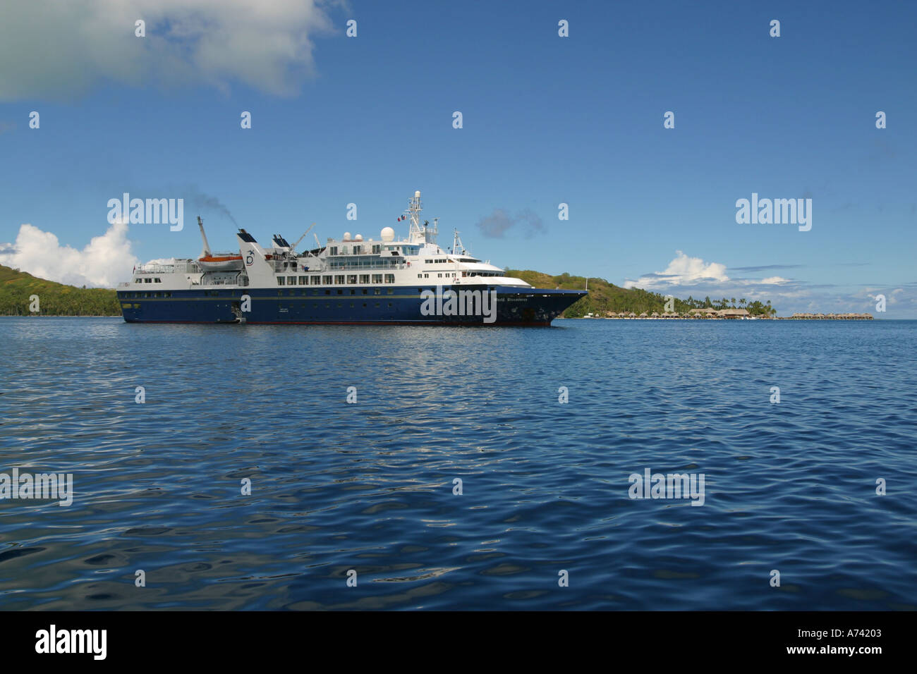 World discoverer ship -Fotos und -Bildmaterial in hoher Auflösung – Alamy