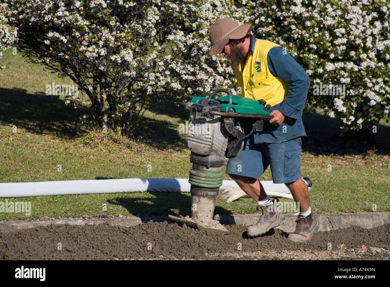 Compacting earth -Fotos und -Bildmaterial in hoher Auflösung – Alamy