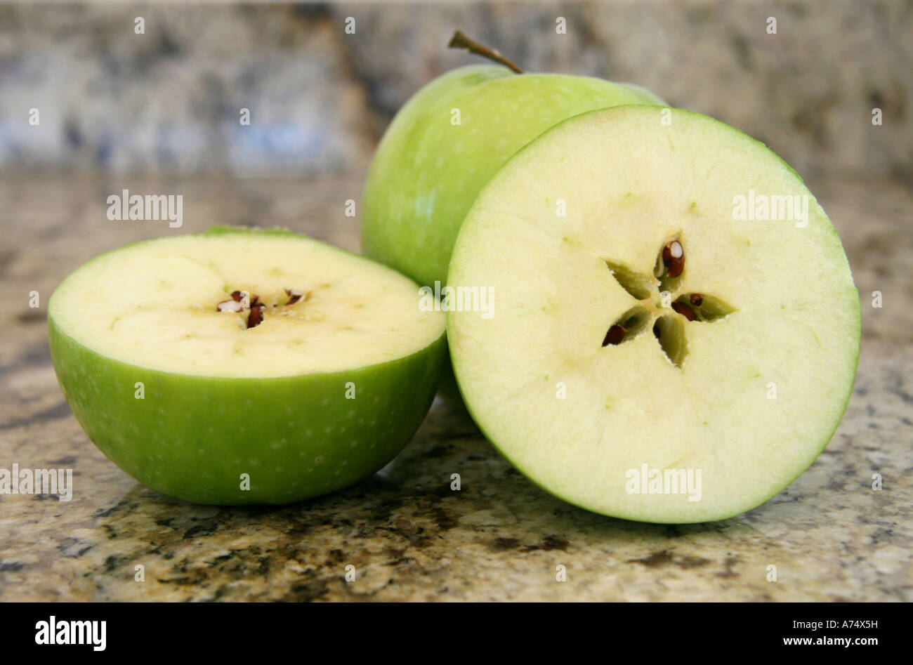 Ein Querschnitt eines Apfels zeigt eine Sternform Stockfotografie - Alamy