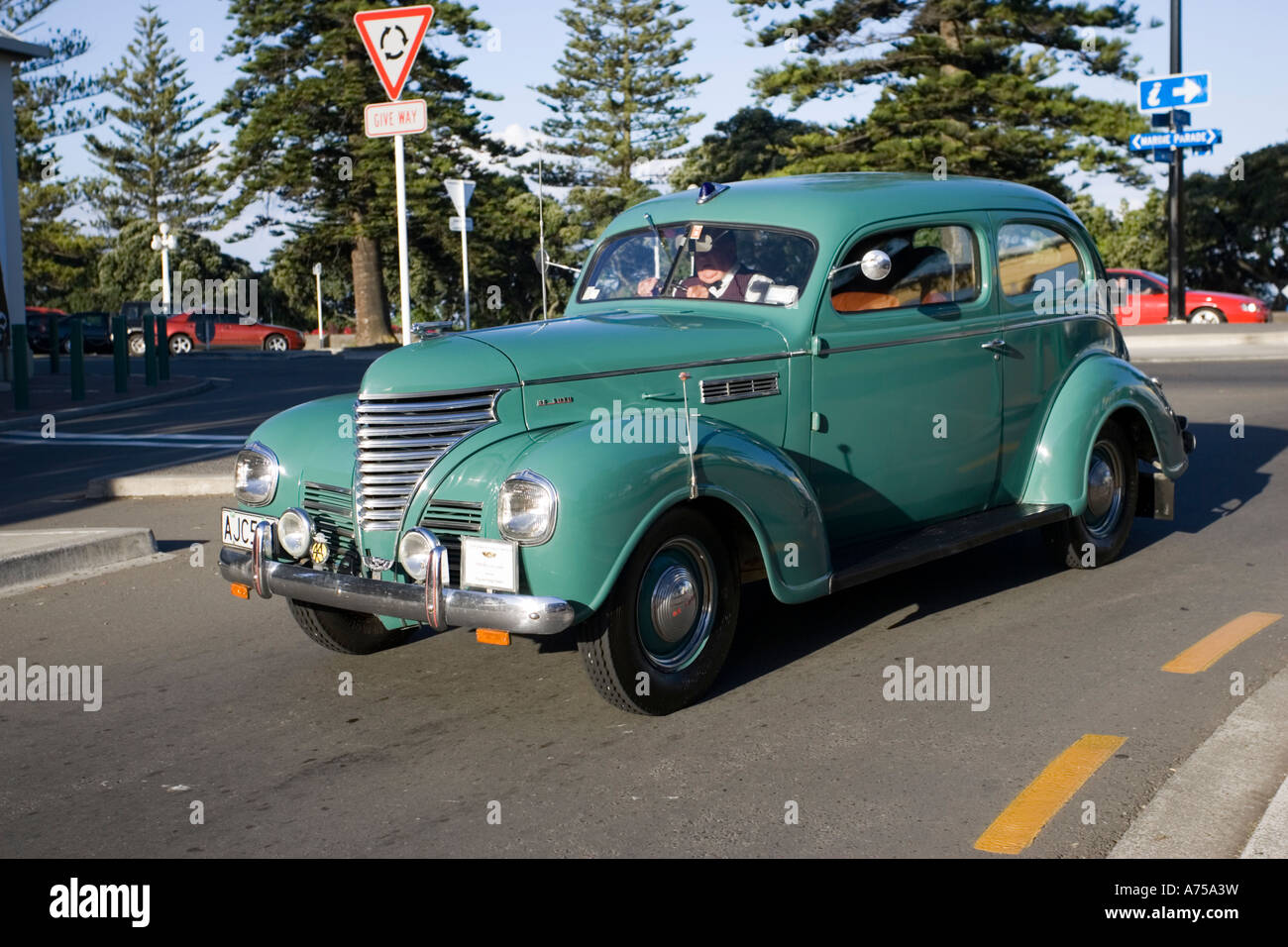 Jahrgang 1939 grün De Soto Tudor motor Oldtimer unterwegs Art-Deco ...