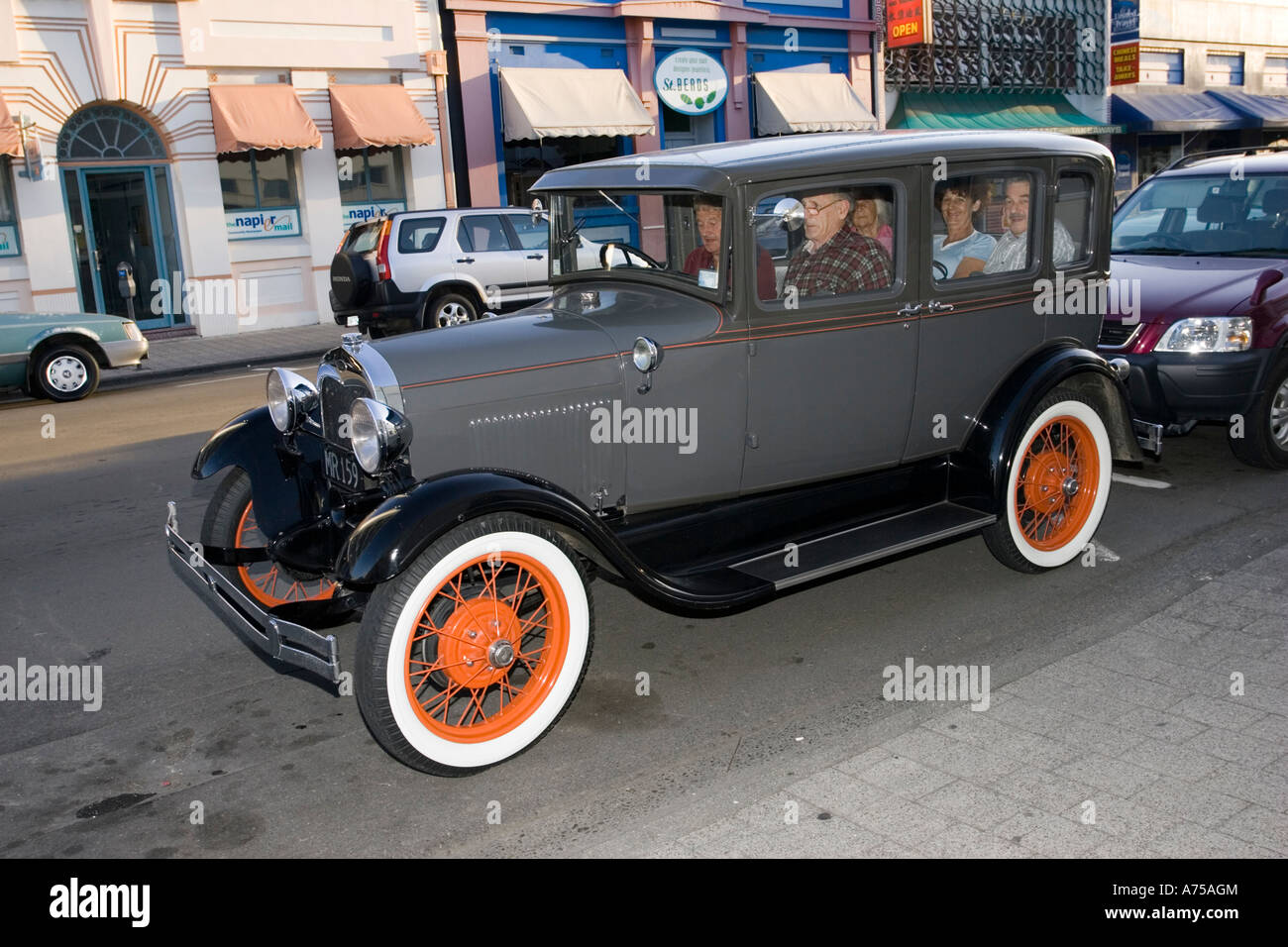 Klassische Vintage Ford motor Limousine in main street Art-Deco ...