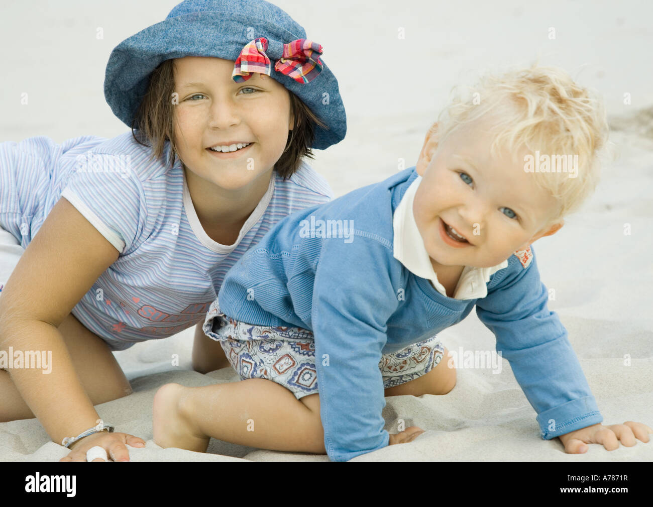 Brauner behaarter junge am strand -Fotos und -Bildmaterial in hoher ...
