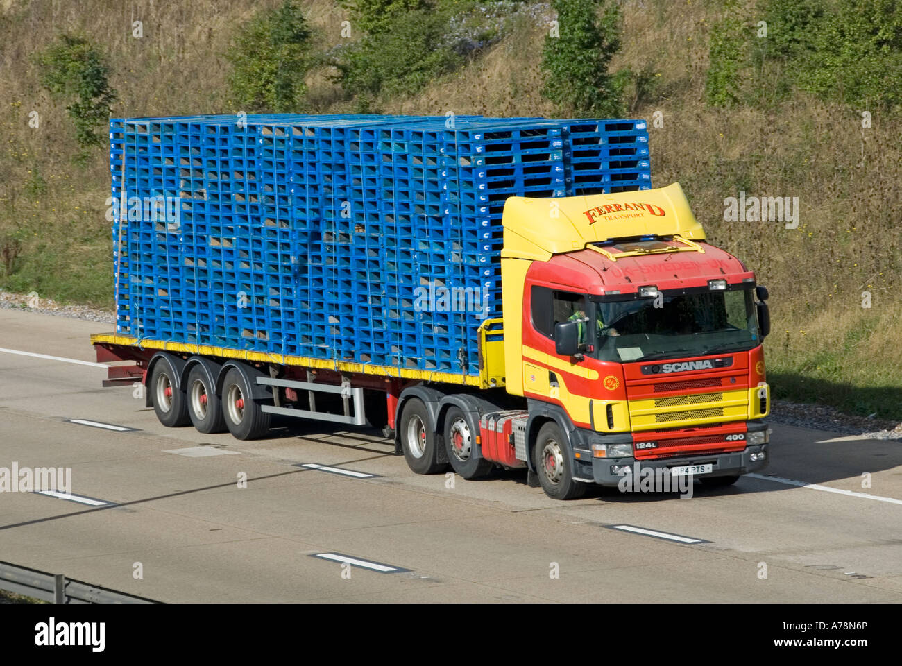 M25 Autobahn Scania LKW mit Anhänger mit Paletten beladen ...