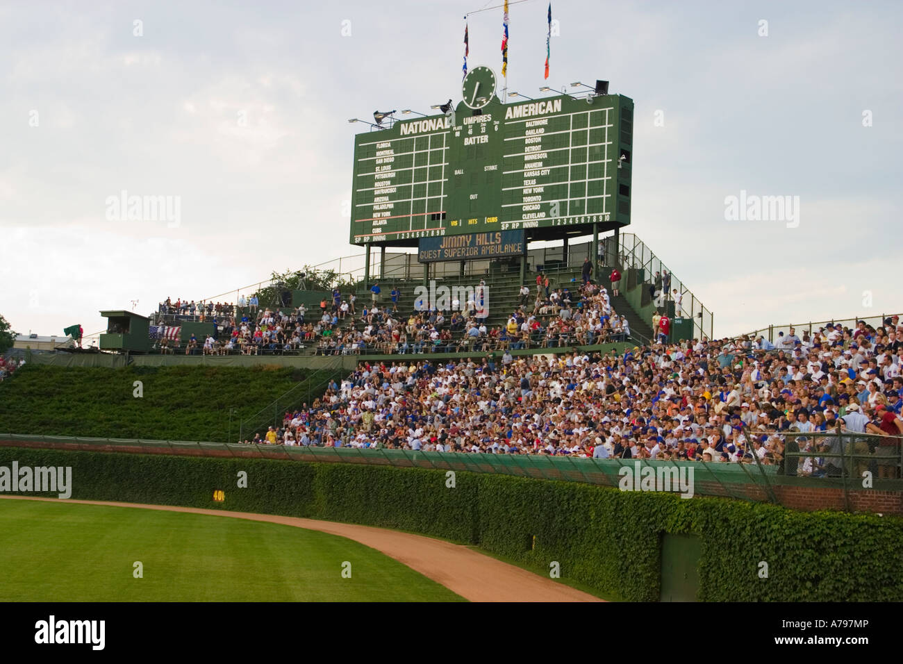 Chicago Illinois Nacht Sportspiel bei Wrigley Field Fans Tribüne ...