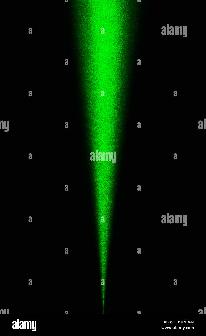 Green laser beam -Fotos und -Bildmaterial in hoher Auflösung – Alamy
