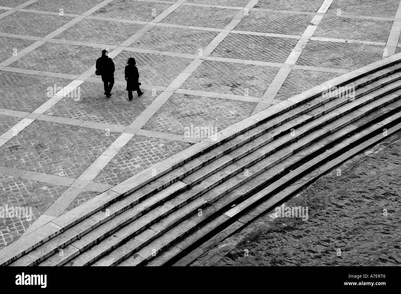 Flussufer flussufer flussufer flussufer böschung Schwarzweiß-Stockfotos ...