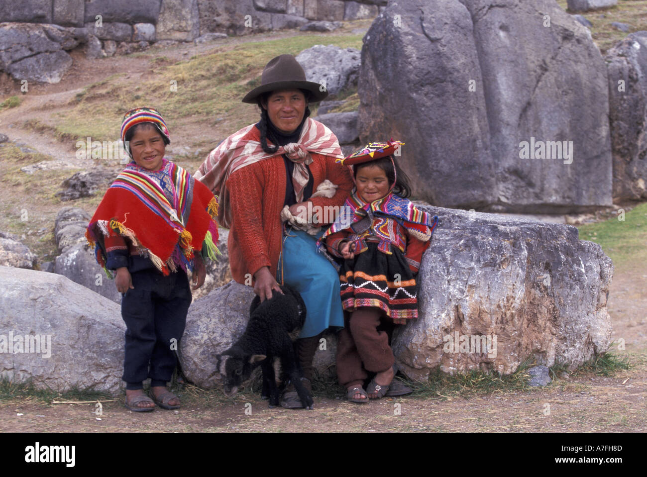 Südamerika, Peru, Cusco. Quechua-Menschen in der peruanischen Landwegen ...