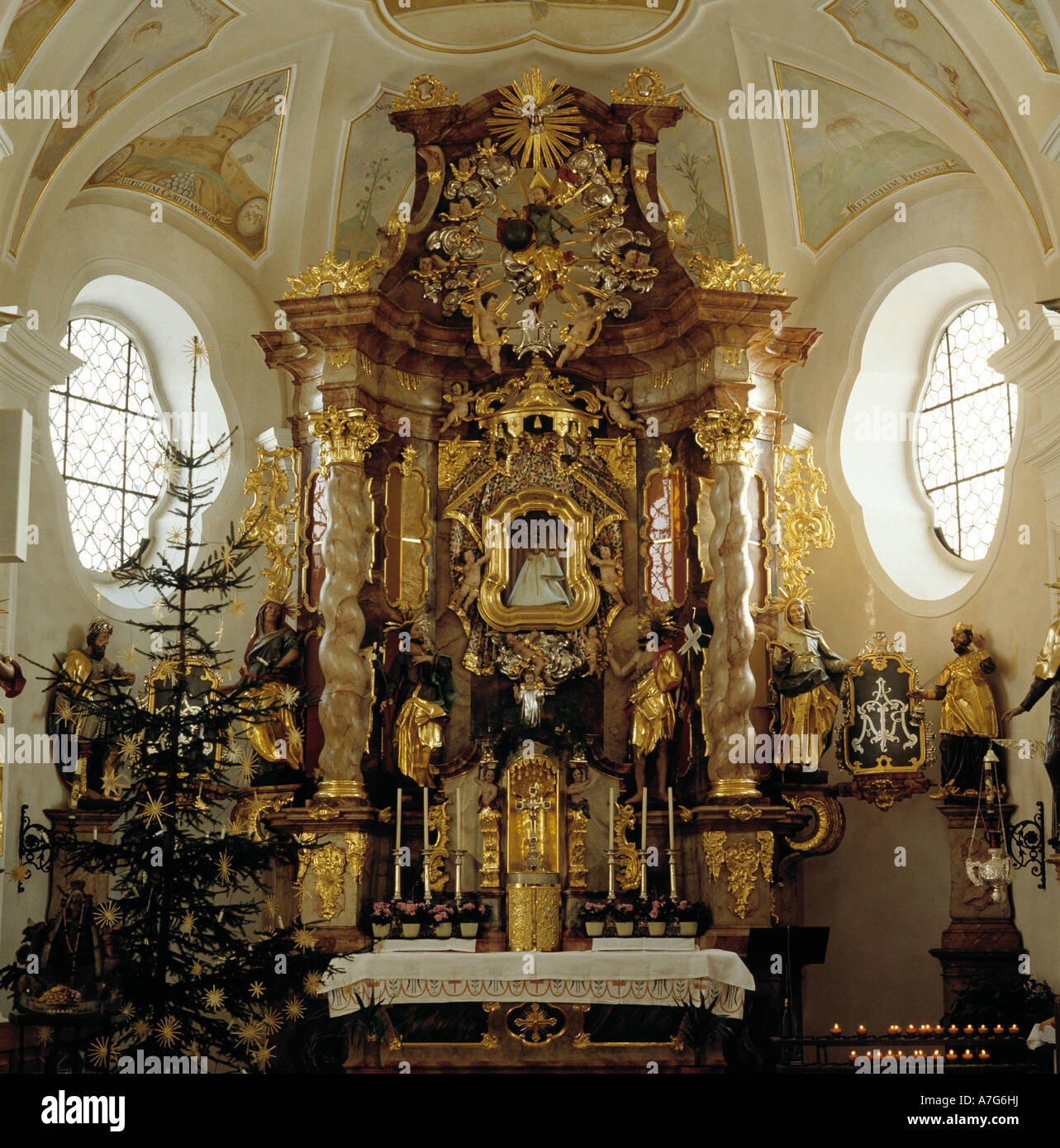 Innenansicht der Wallfahrtskirche Weißenregen in Bad Koetzting ...