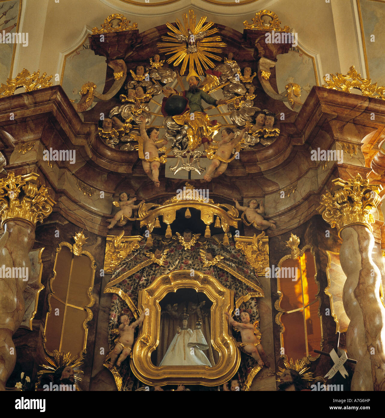 Innenansicht der Wallfahrtskirche Weißenregen in Bad Koetzting ...