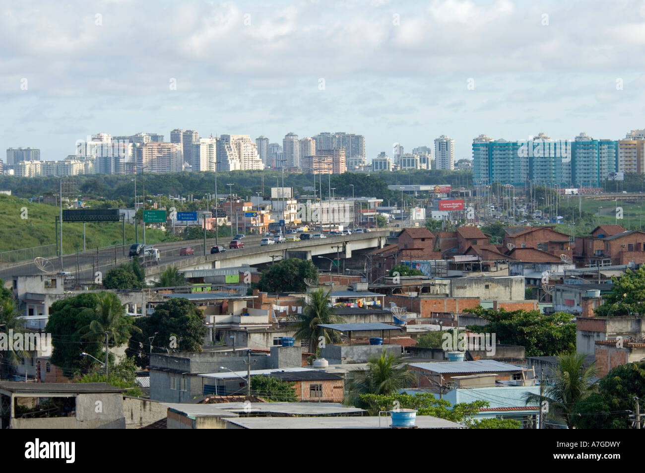 Ein Weitwinkel-Luftbild von der City of God (Cidade de Deus) Favela ...