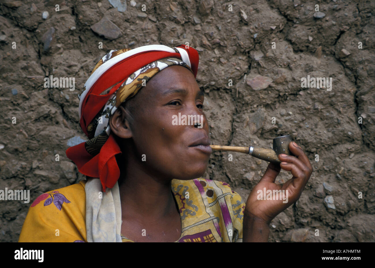 Pfeifenraucherinnen frauen -Fotos und -Bildmaterial in hoher Auflösung ...