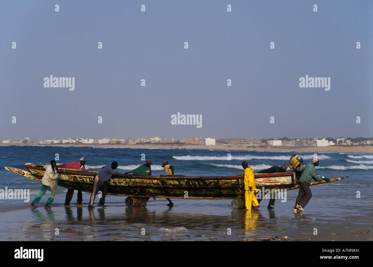 Senegal africa pirogue people -Fotos und -Bildmaterial in hoher ...
