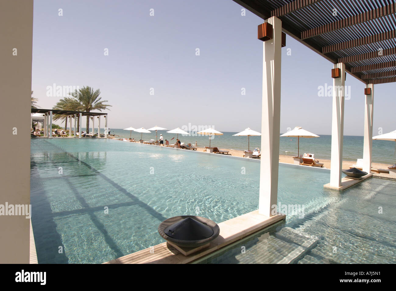 Infinity swimming pool at luxury hotel -Fotos und -Bildmaterial in ...