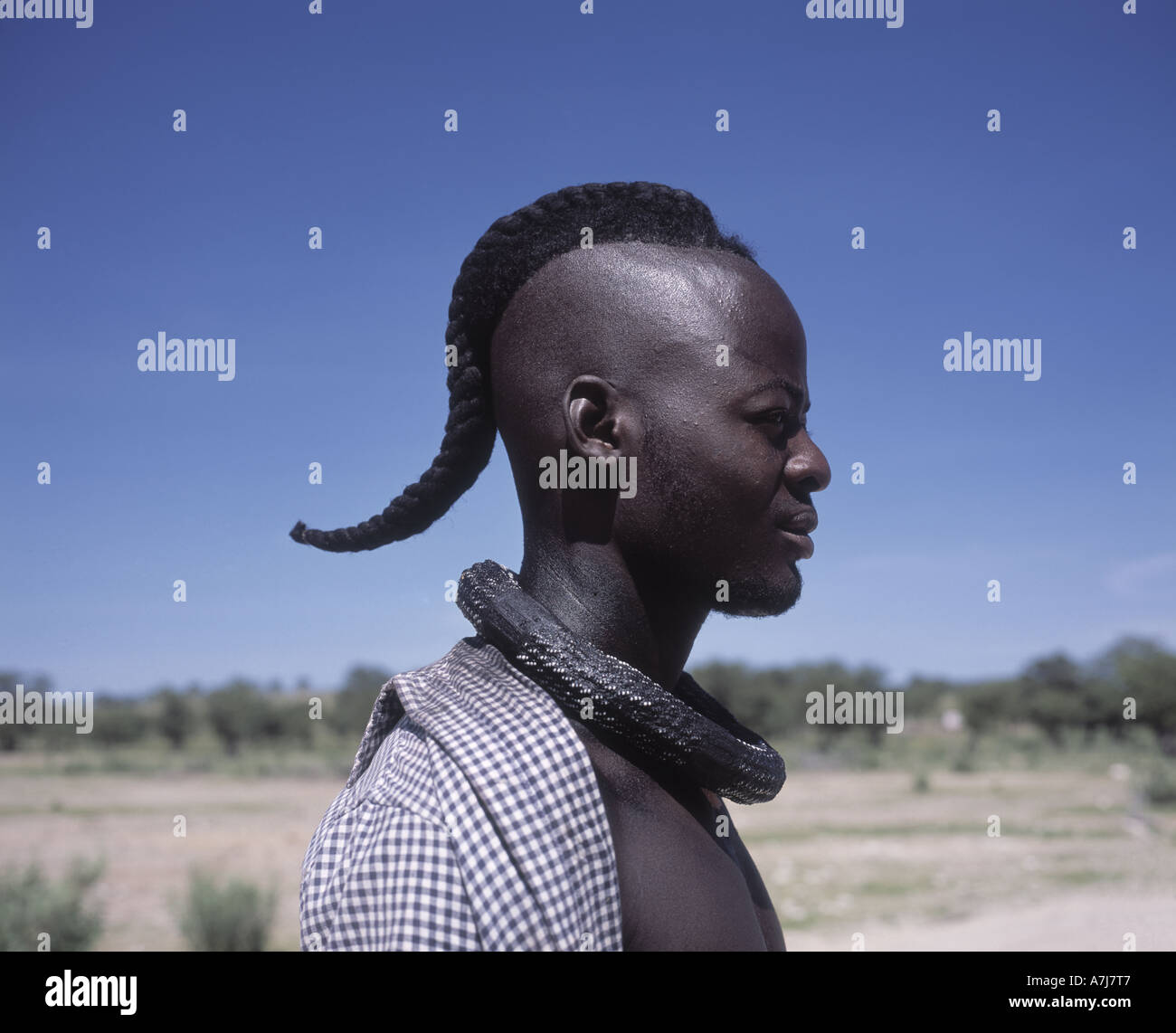Young Himba oder Ovahimba Stamm Mann mit traditionellen Frisur Zopf von ...