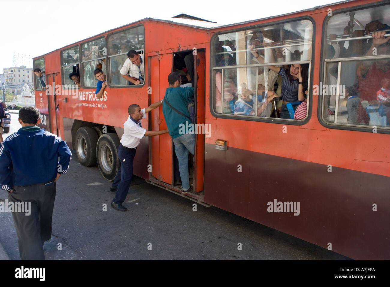 Bus cuba buses -Fotos und -Bildmaterial in hoher Auflösung - Seite 2 ...