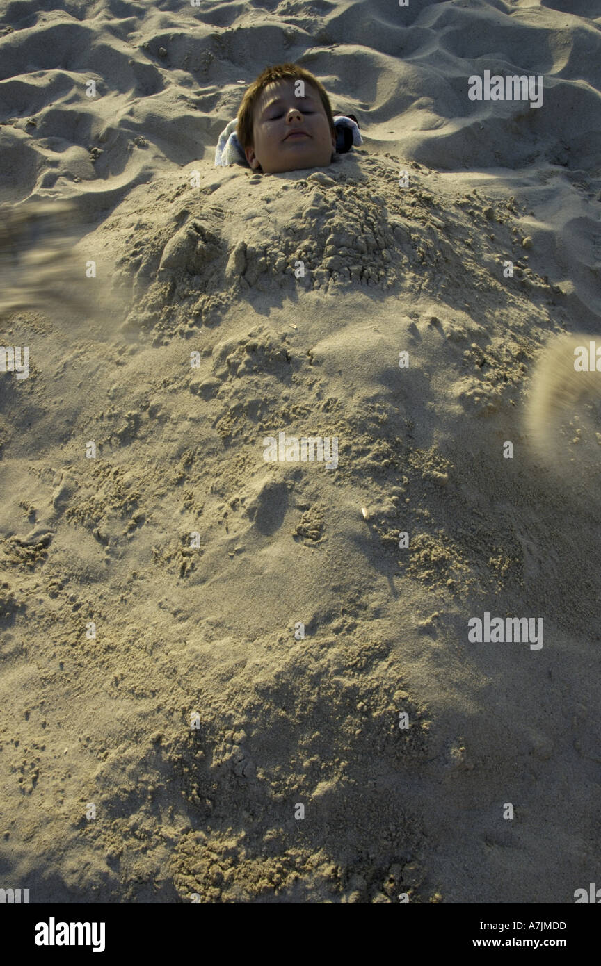 Man buried in sand on -Fotos und -Bildmaterial in hoher Auflösung – Alamy