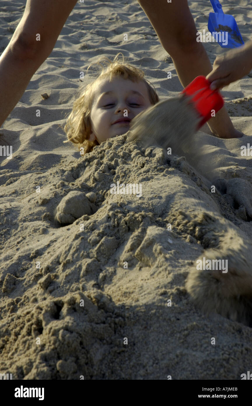 Little girl buried in sand Stockfotos und -bilder Kaufen - Alamy