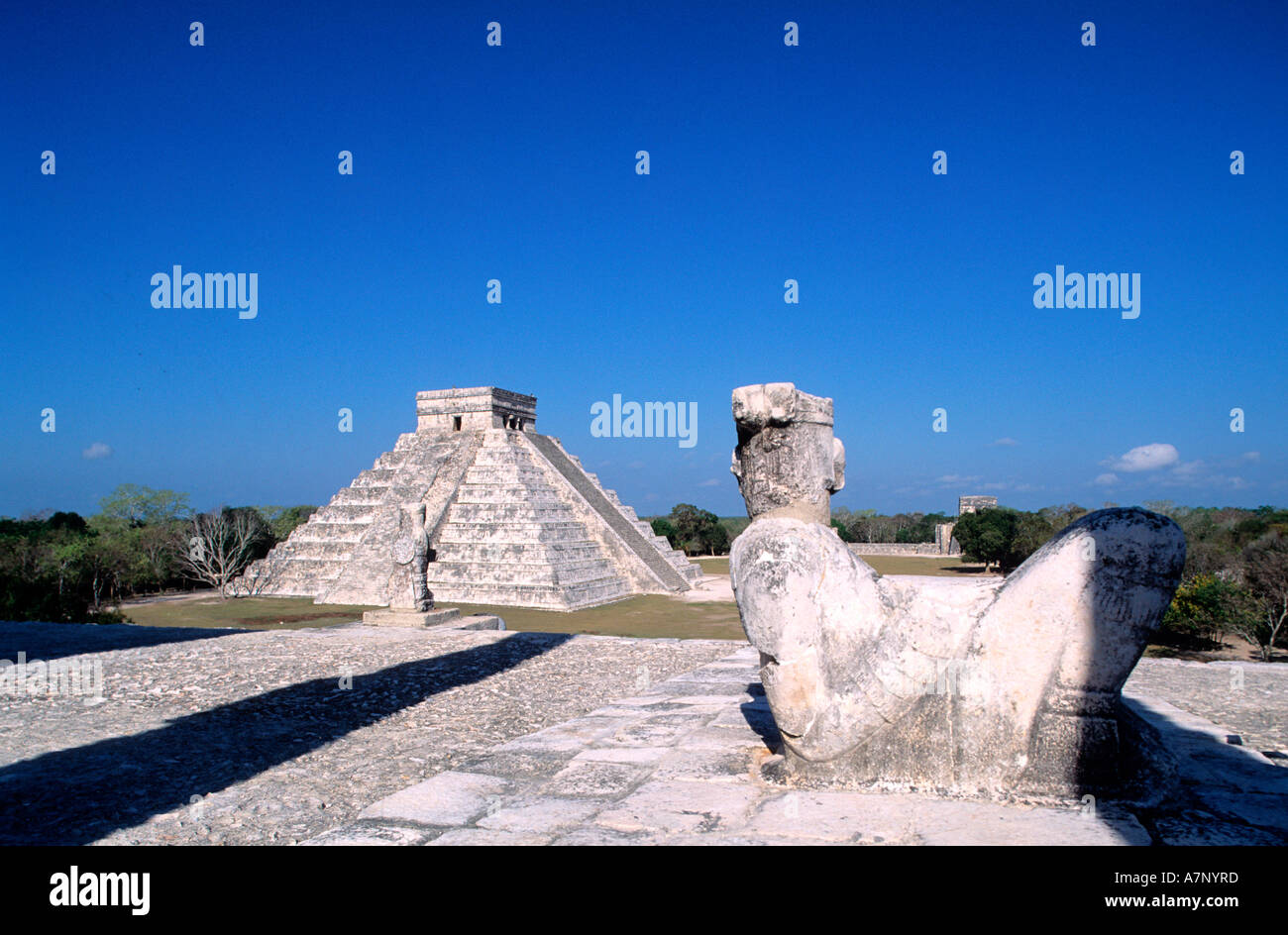 Chac mool statue at chichen itza -Fotos und -Bildmaterial in hoher ...