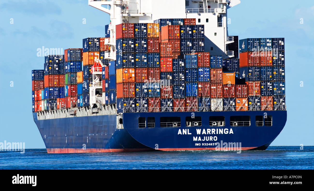 Schifffahrt / ein Containerschiff mit Container gestapelt Segel ...