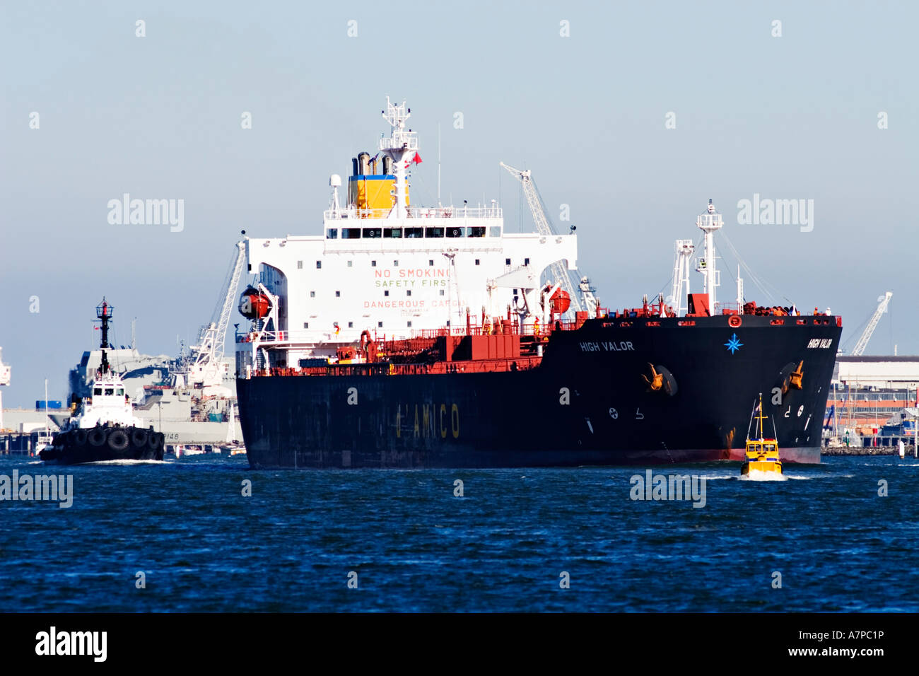 Schifffahrt / Petroleum Tanker und ein Schlepper in zu unterstützen ...