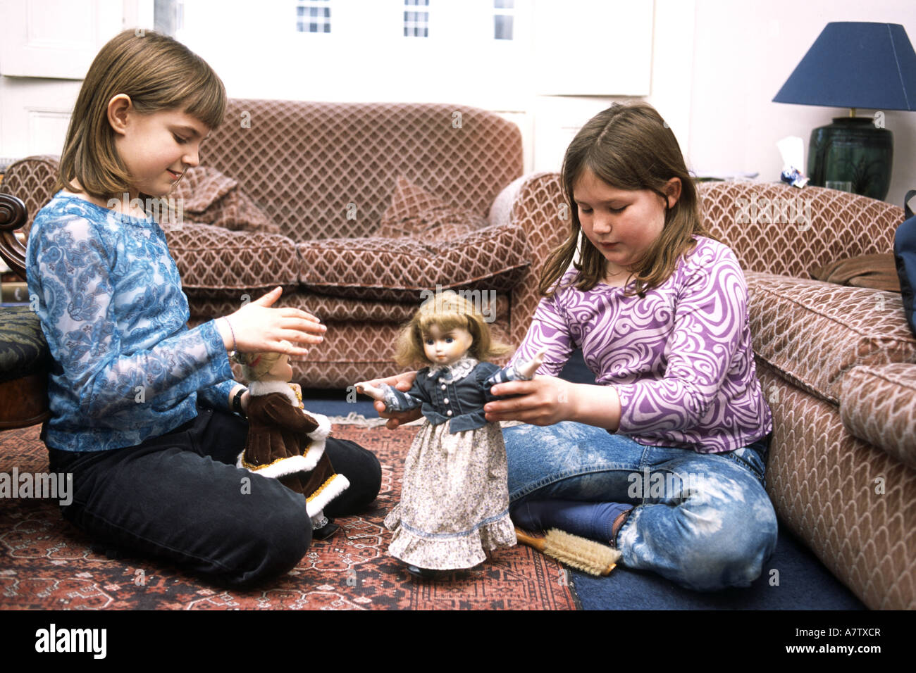 Girls playing dolls -Fotos und -Bildmaterial in hoher Auflösung – Alamy