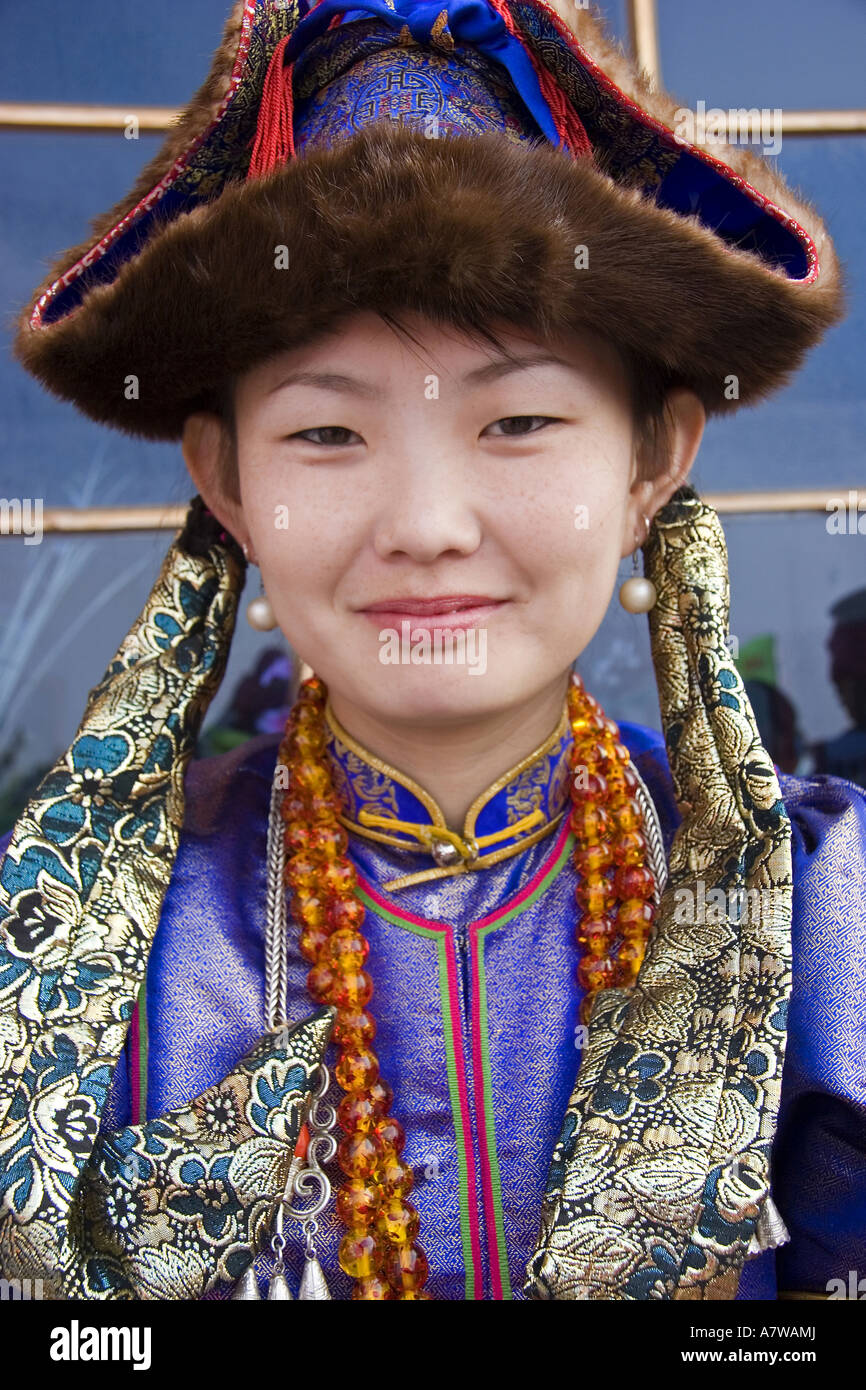 Frauen gekleidet in mongolischen Kostüm feiern in Hong Hua Er Ji ...