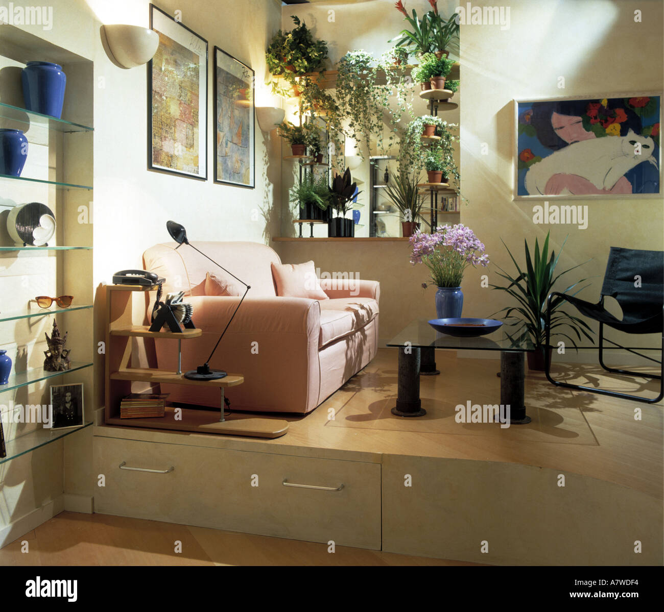 Rosa Sofa im modernen Wohnzimmer mit Schubladen in Split-Level-Blumen ...