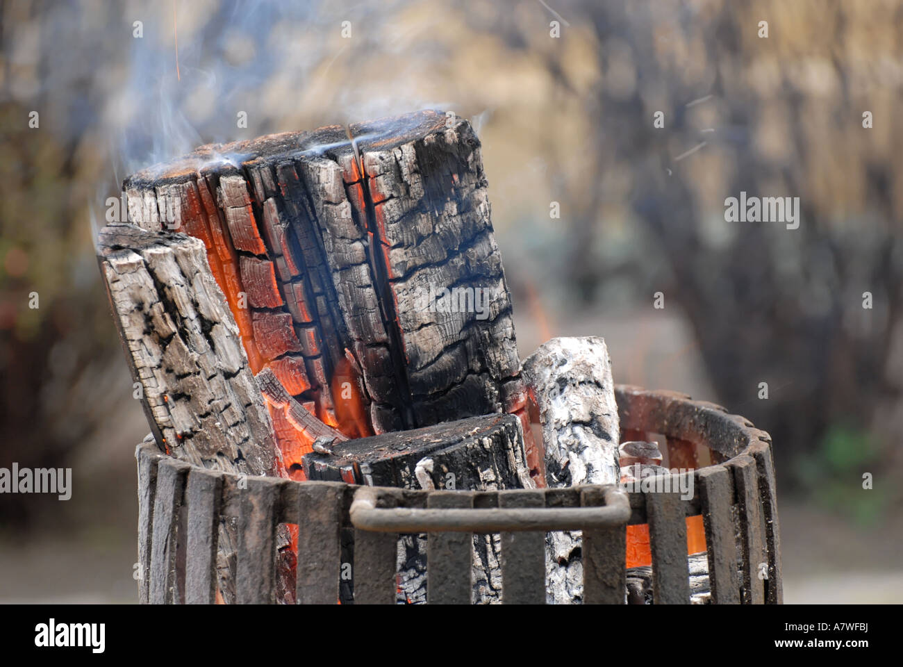 Brennholz holzscheit -Fotos und -Bildmaterial in hoher Auflösung – Alamy