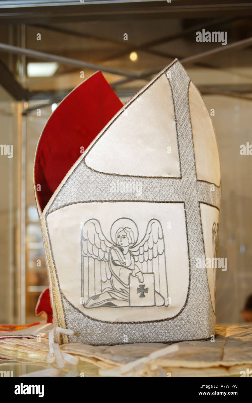 Pope mitre -Fotos und -Bildmaterial in hoher Auflösung – Alamy
